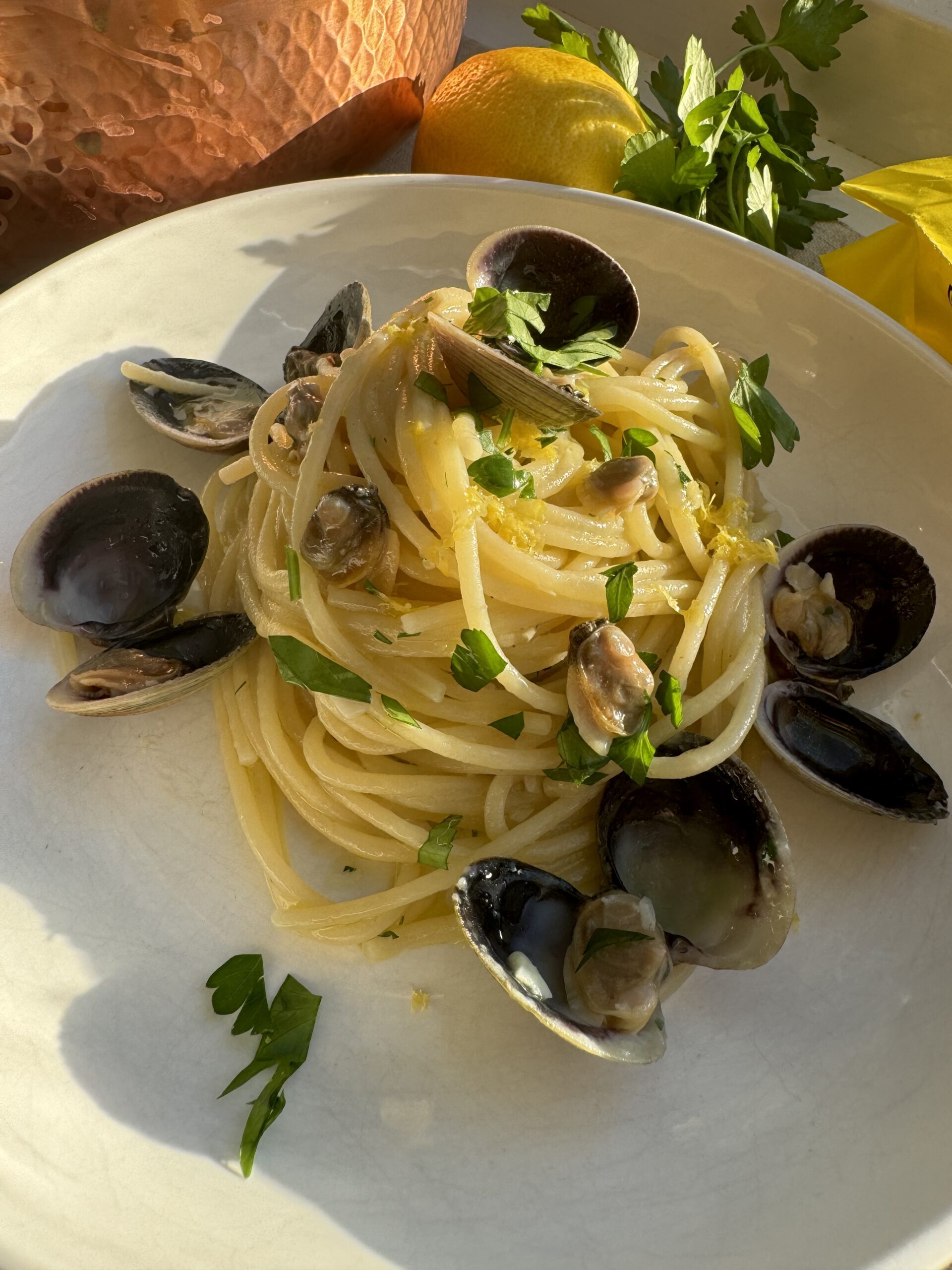 Spaghetti alle Vongole (Spaghetti with Clams) - Frannie Loves Food