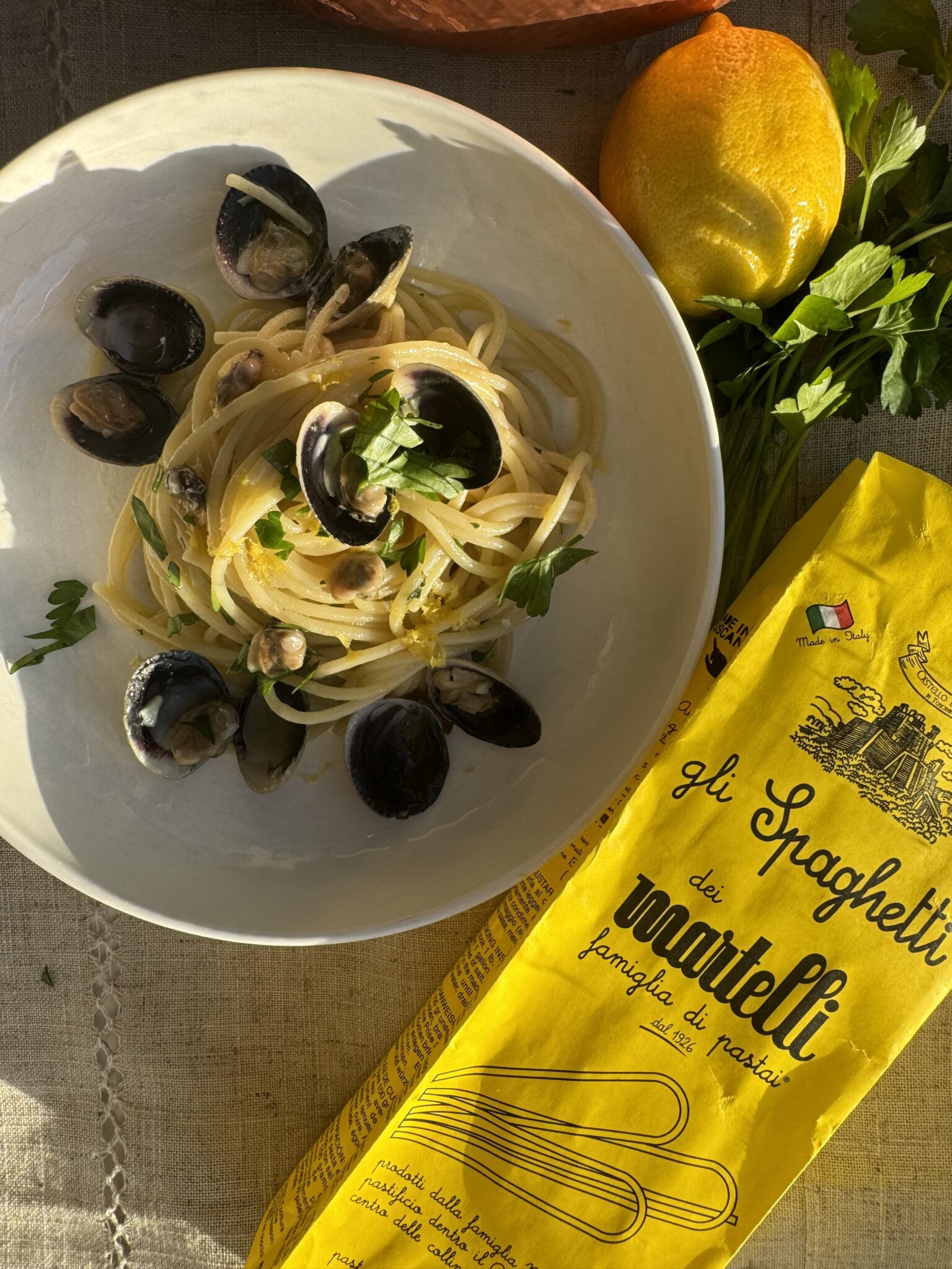 Spaghetti alle Vongole (Spaghetti with Clams) - Frannie Loves Food